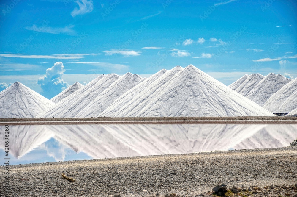 Foto de Salt mountains in Bonaire. Salt Pyramids , caribbean island ...