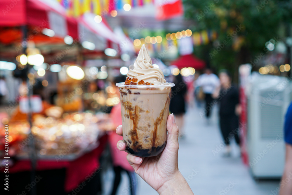 Foto de Iced Bubble tea float. A plastic cup of soy milk tea with boba ...
