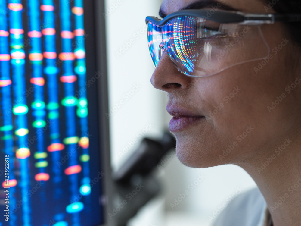 Foto de Genetic Research, female scientist viewing a DNA profile of a ...