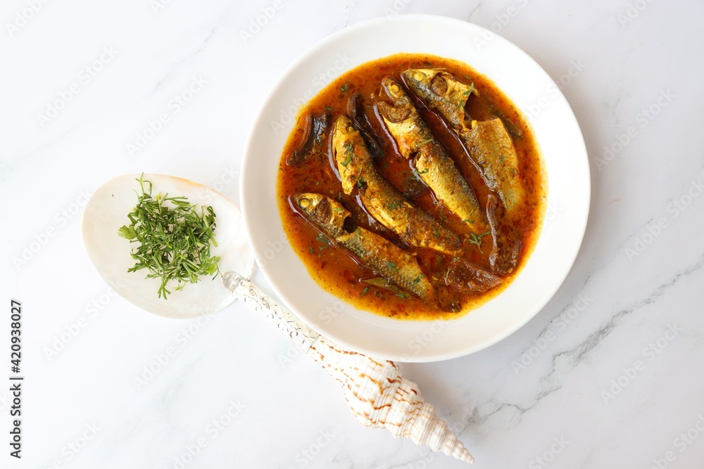 Foto de Indian fish curry. White Mullet fish curry made with dried ...