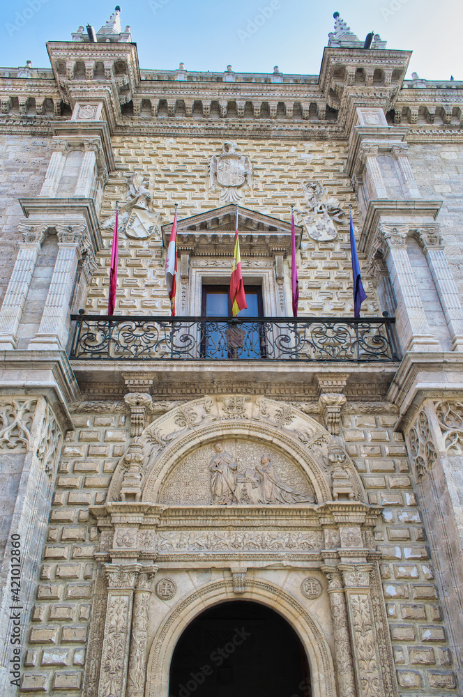 Foto de Fachada, puerta, balcón con banderas y escudos palacio de Santa ...