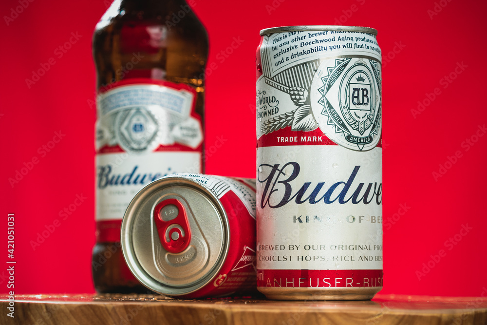 Stockfoto Cerveja Budweiser. Latas e uma garrafa de cerveja da marca ...