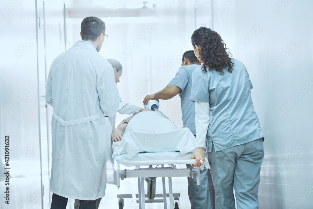 Fotka „Medical team do CPR cardiopulmonary resuscitation to seriously ...