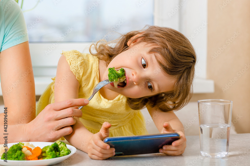 The problem is to distract the child from the phone and feed it with ...