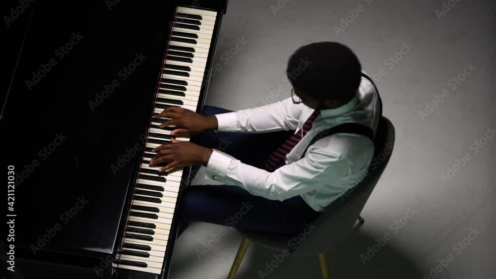 Vidéo Stock Top view of stylish man playing grand piano. The African ...
