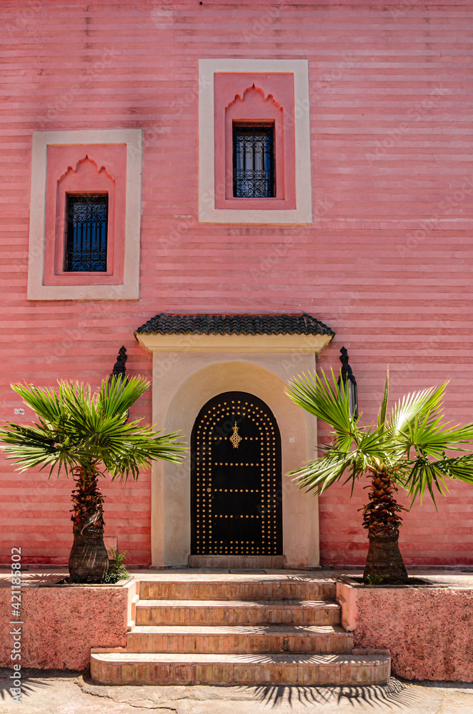 Rosa Fassade mit Palmen in Marrakesch Marokko Stock Photo | Adobe Stock