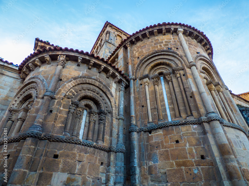 Ábside principal y uno de los ábsides laterales de la Iglesia Románica ...