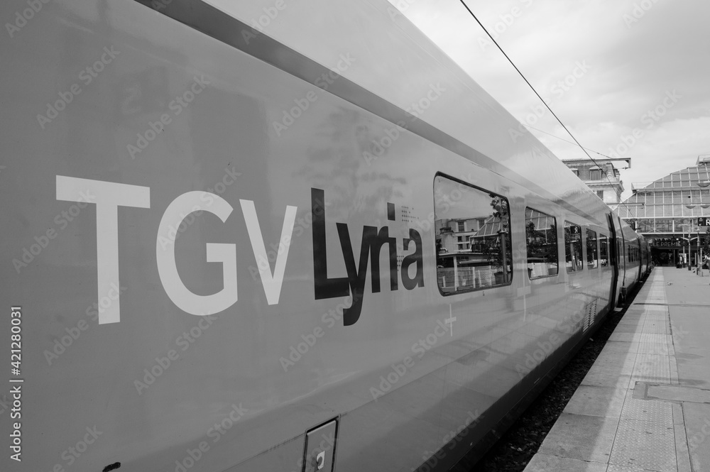 Foto de PARIS, FRANCE - MAY 16, 2016: TGV Lyria train at Gare de Lyon ...