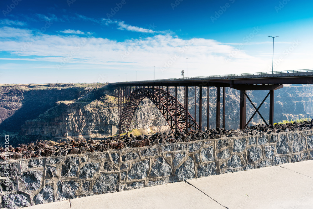 Perrine Bridge view from paved pedestrian walkway along Snake River ...