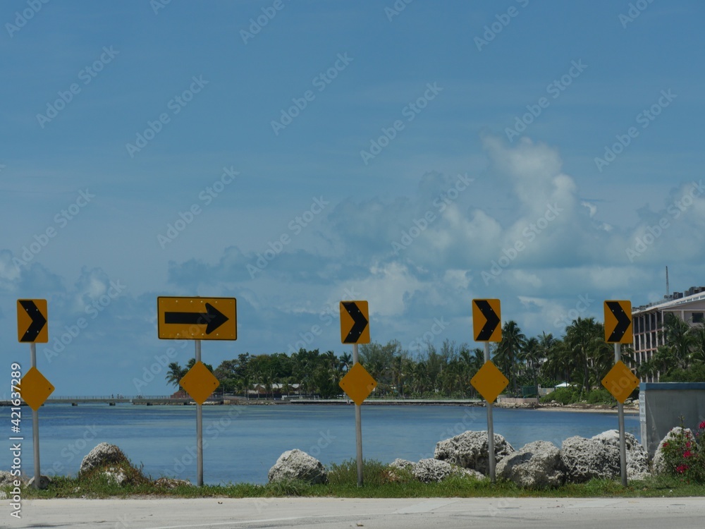 Foto de Directional and warning signs along the coastal road at Key ...