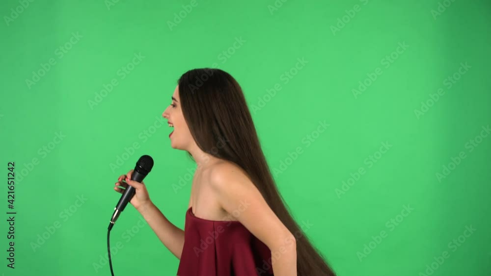 Vidéo Stock Portrait of beautiful young woman sings song into ...