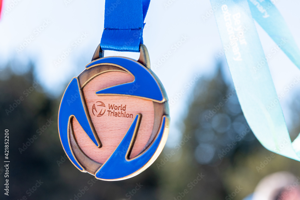 Medals to the winners in the 2021 World Triathlon Winter Championships ...