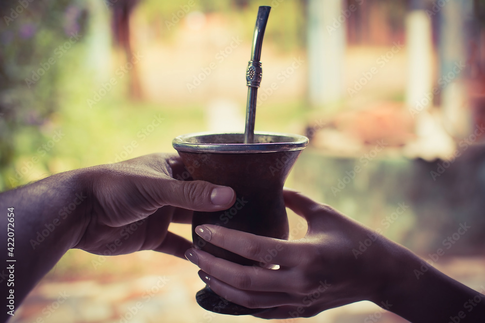Bebiendo mate en el patio al atardecer. bebida típica de Argentina ...
