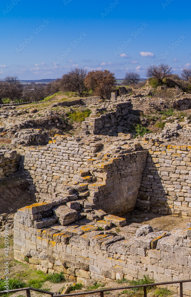 Foto de Vertical view of ruins and walls in the archaeological park of ...