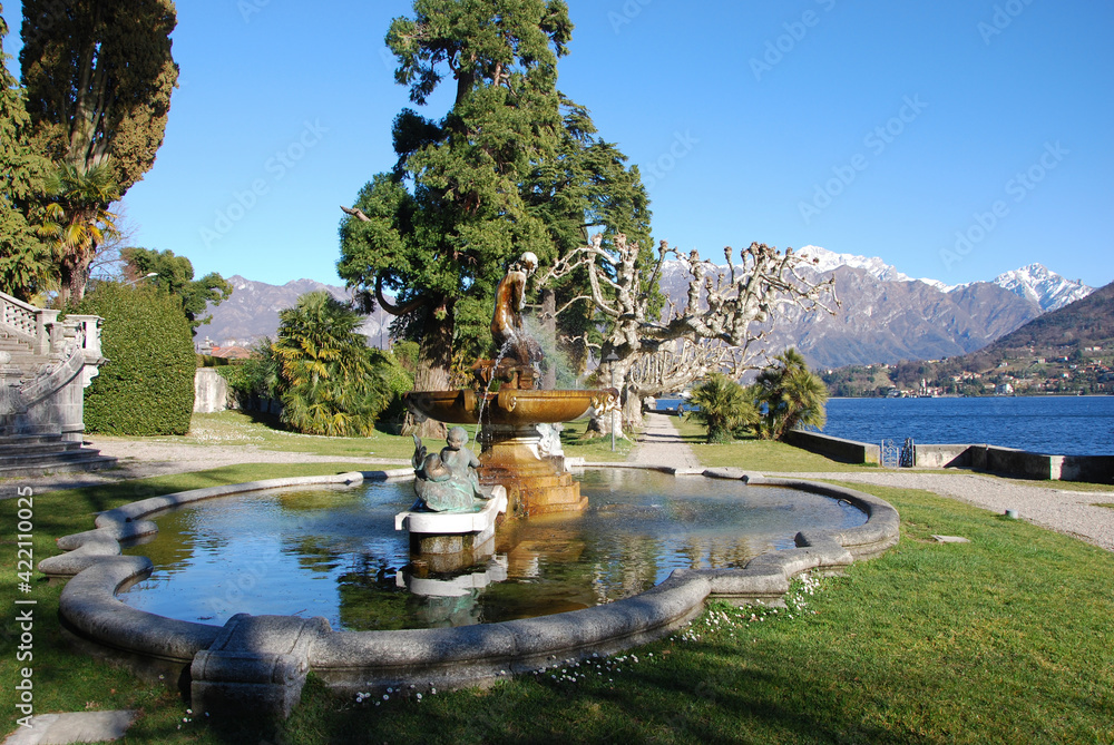 Il parco Teresio Olivelli sulle rive del Lario di Como a Tremezzina ...