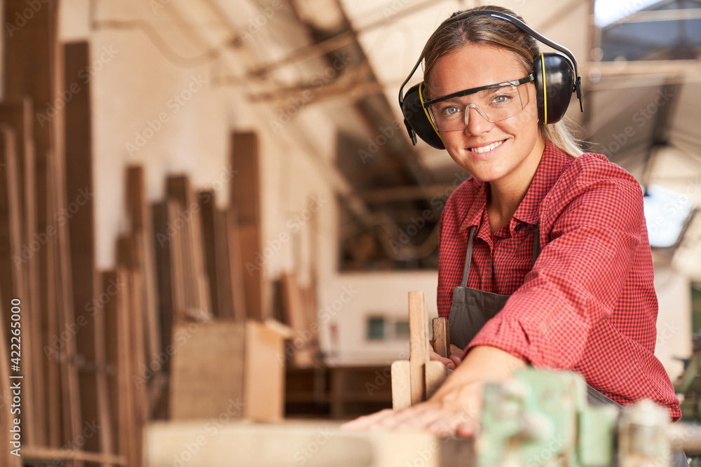 Junge Frau als Handwerker Lehrling mit Gehörschutz Stock Photo | Adobe ...