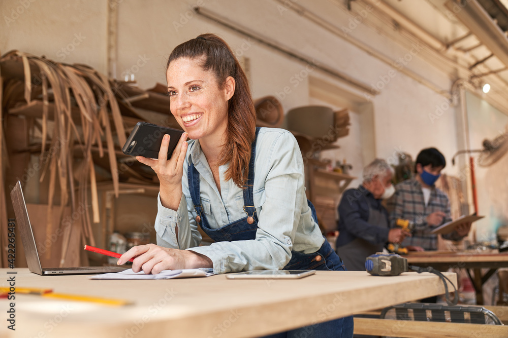 Handwerker Frau am Telefon im Kundengespräch Stock Photo | Adobe Stock