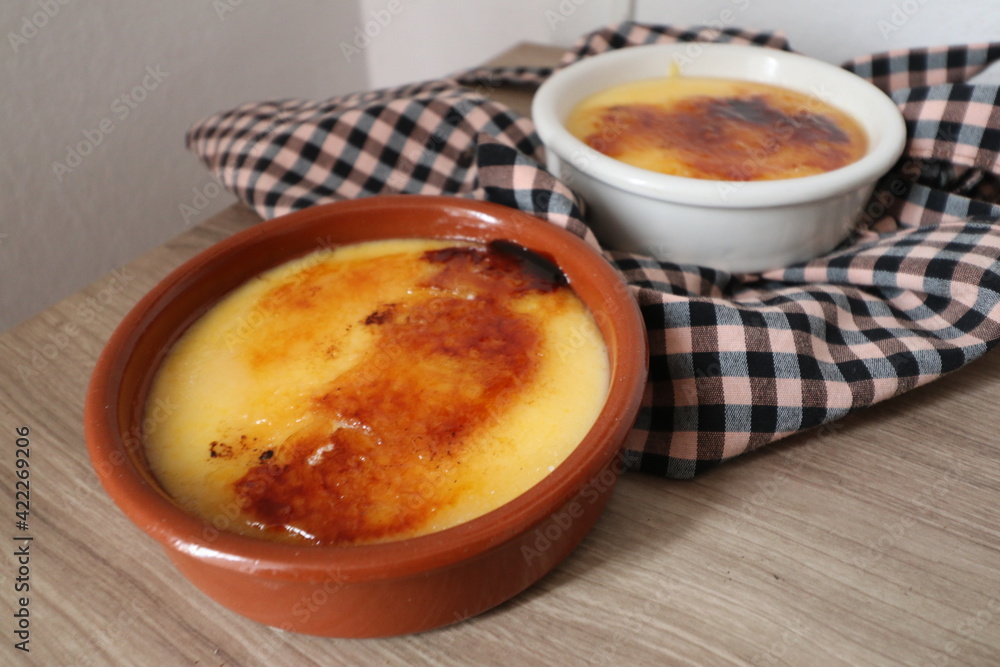 Crema Catalana, un postre típico de Catalunya hecho con huevos, leche y ...
