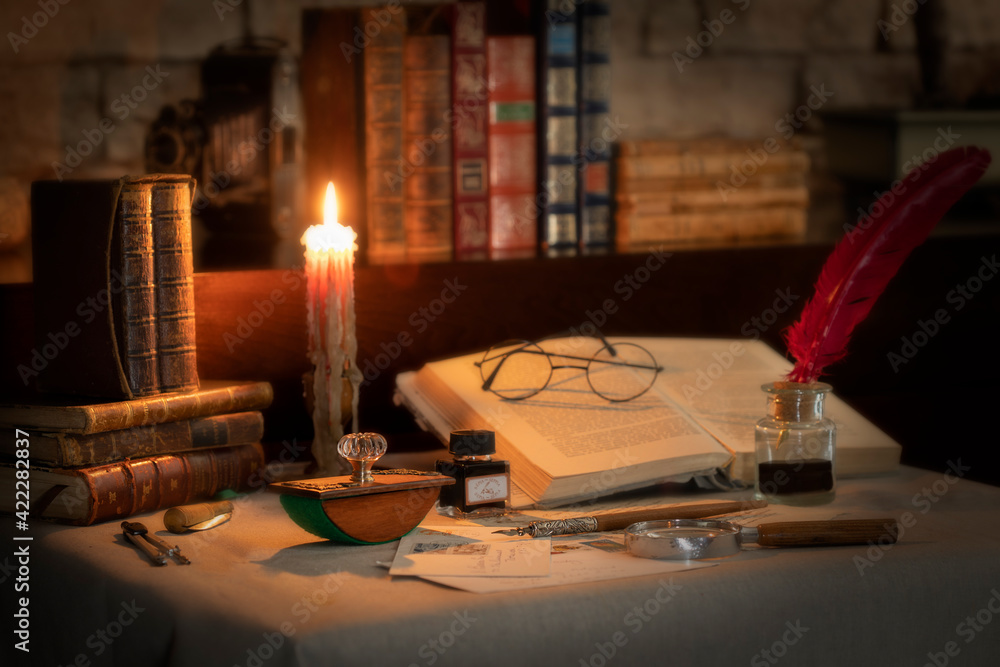 Foto de Bodegón con un libro abierto , varios antiguos de fondo , una ...