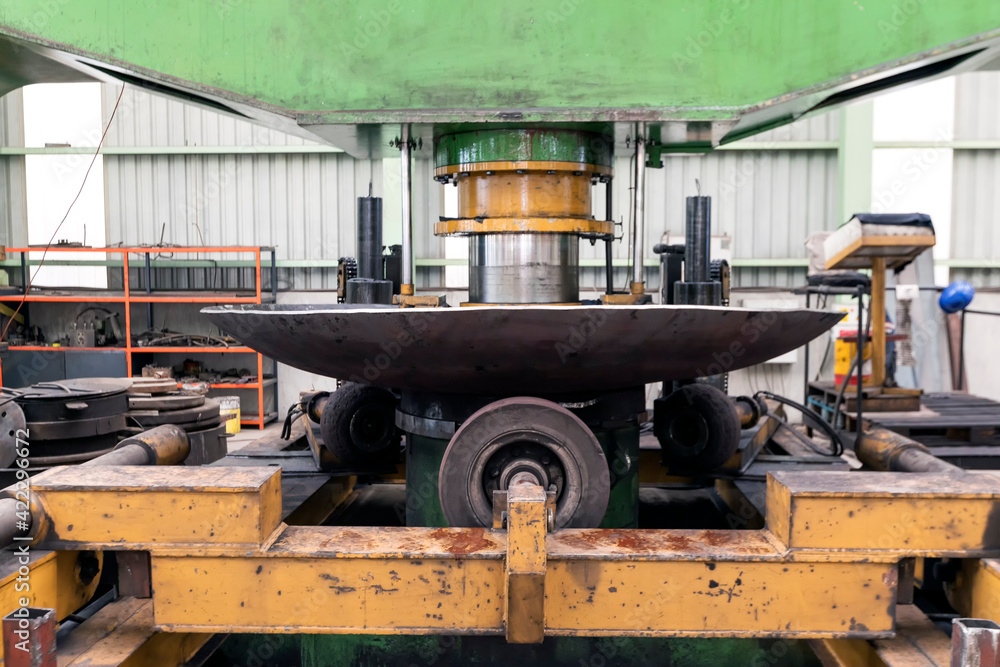 View of the torispherical (or flanged and dished head), hemispherical ...