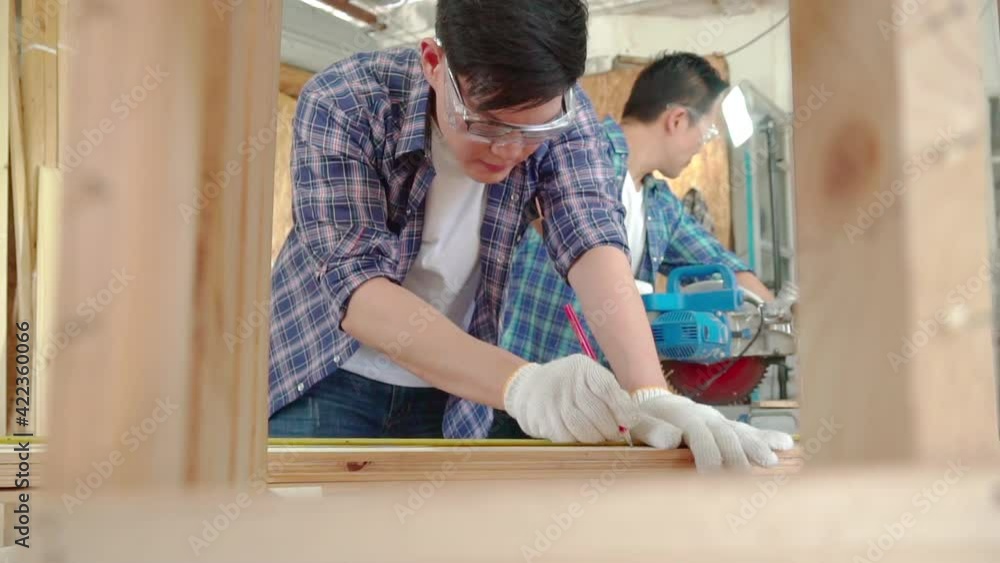 Vidéo Stock The carpenter is measuring and drawing. Carpenter using a ...