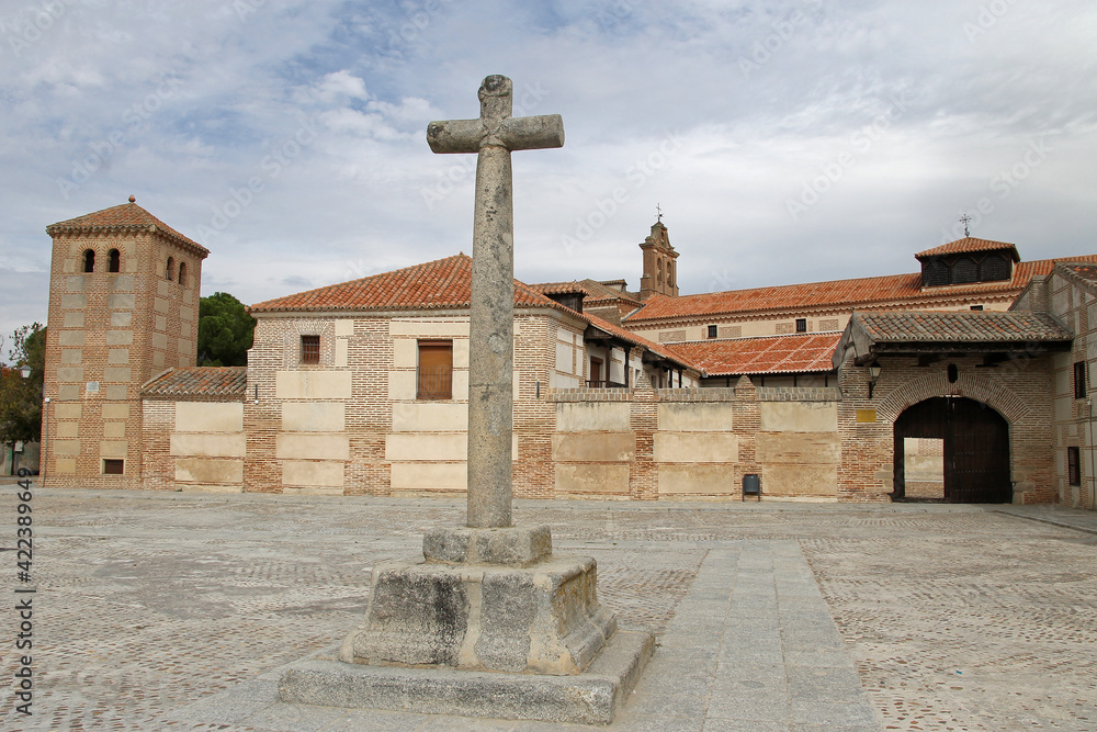 Traditional square of a Castilian town in Madrigal de las Altas Torres ...