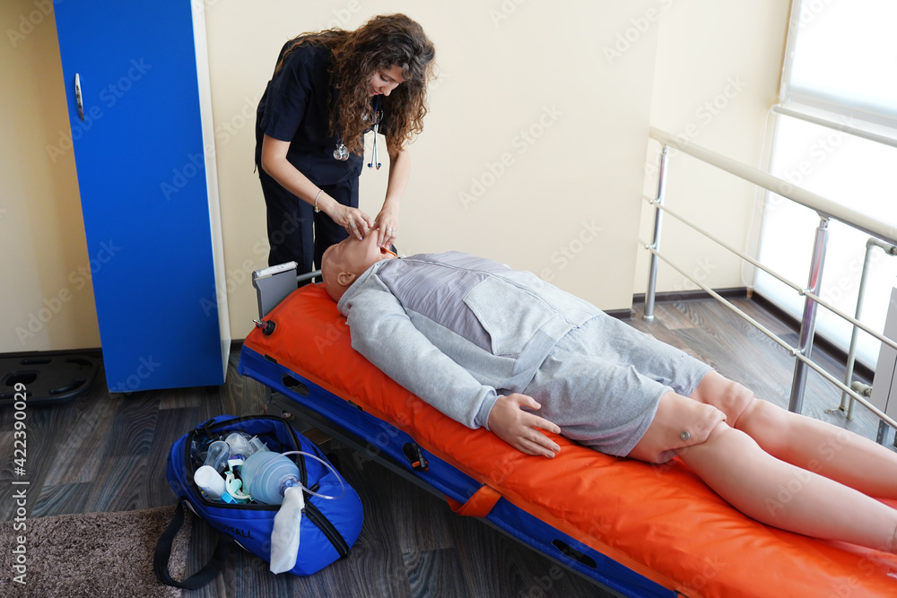 Nursing students are learning how to rescue the patients in emergency ...