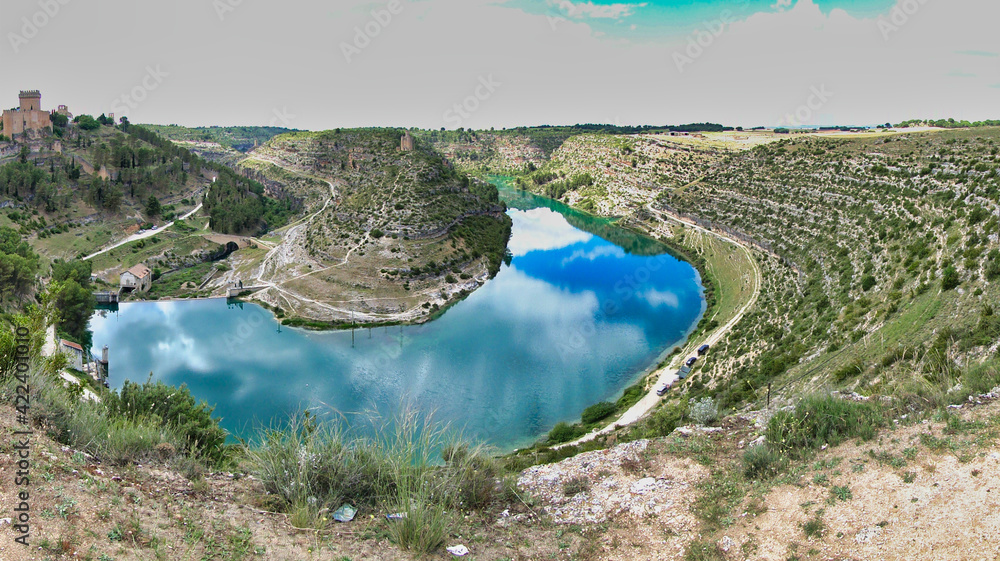 Detalle de un meandro encajado en las rocas que forma el río Júcar a su ...