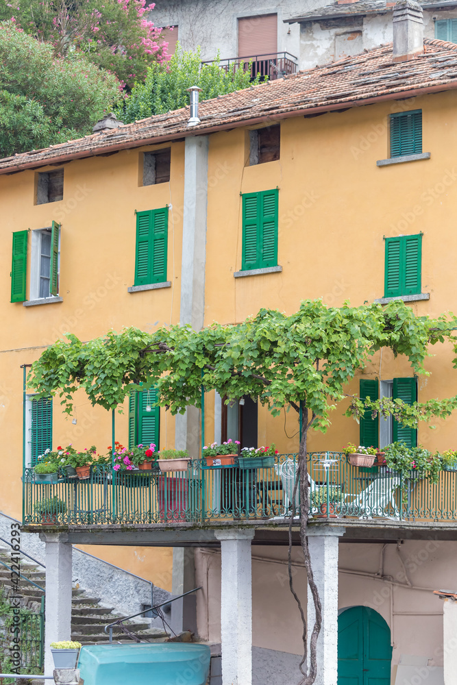 maison colorée sur le Lac de Côme - Italie foto de Stock | Adobe Stock
