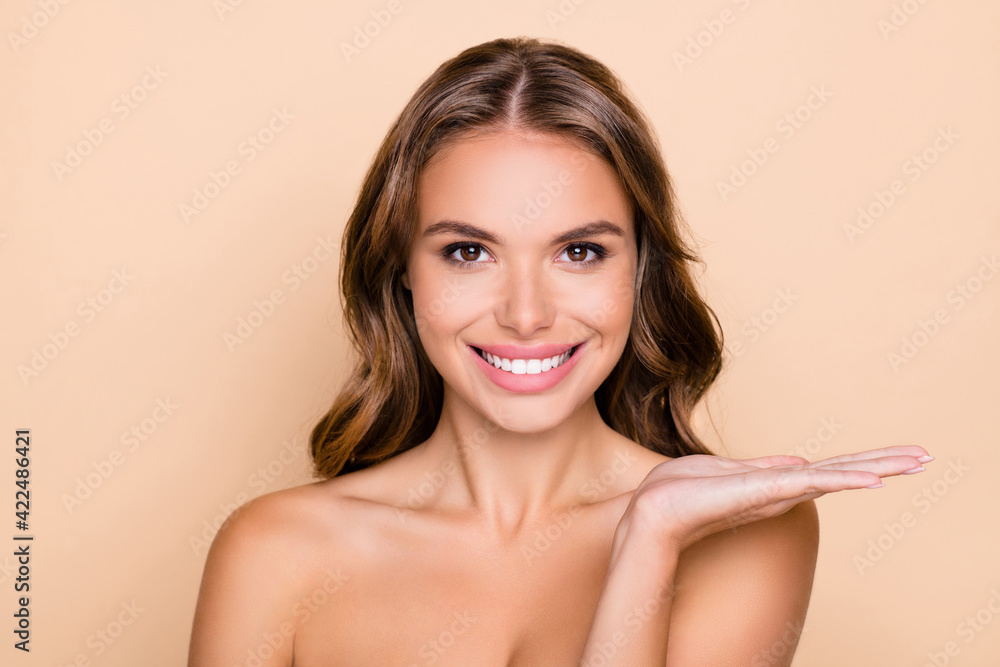 Photo of young beautiful smiling girl wear nothing hold hand advertise ...