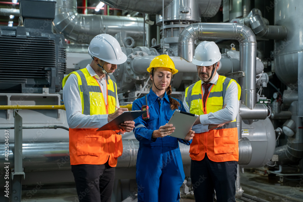 Technical manager discussion together with factory workers in ...