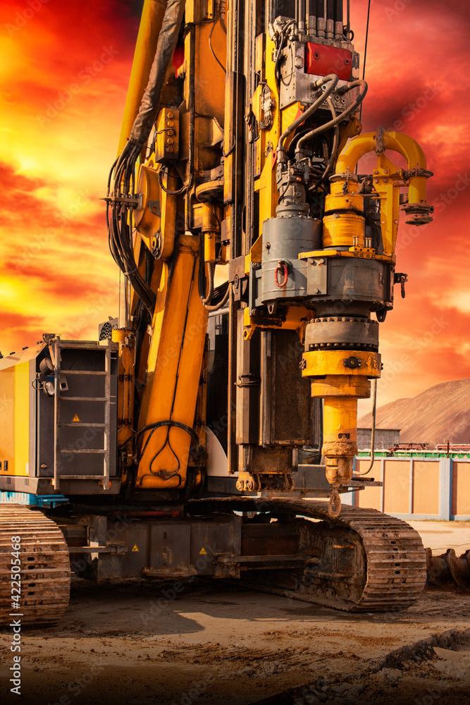 Foto de Hydraulic drilling rig against the backdrop of the sunset sky ...