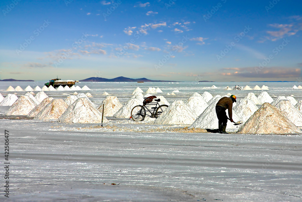 Ouvrier travaille dans le Salar de Uyuni désert de sel blanc 3700m ...