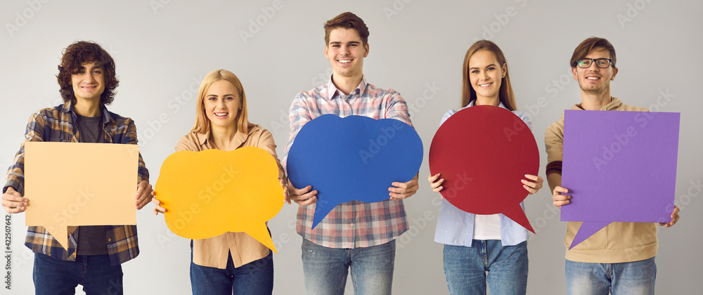 Foto Stock Voicing out our opinions. Young boys and girls showing on ...