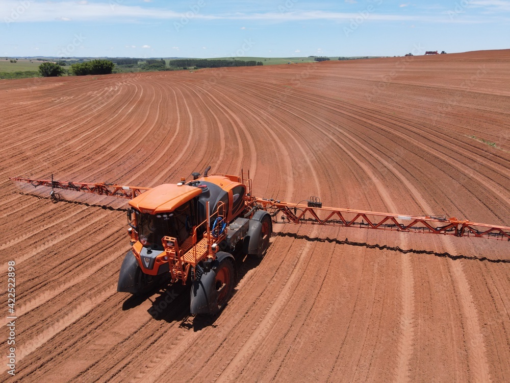 Imagem aérea de ambiente agrícola durante pulverização da lavoura. foto ...