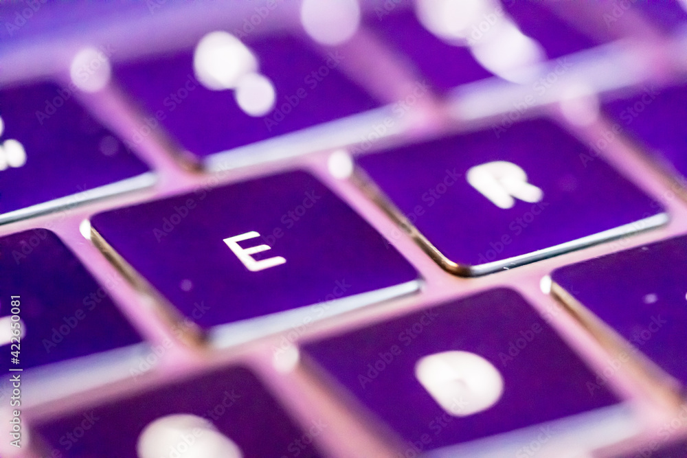 Touche de la lettre E sur un clavier d'ordinateur Stock Photo | Adobe Stock