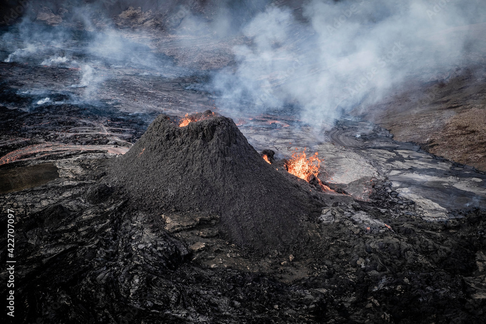 Fotografia do Stock: Fissure eruption in the Geldingadalur valley on ...