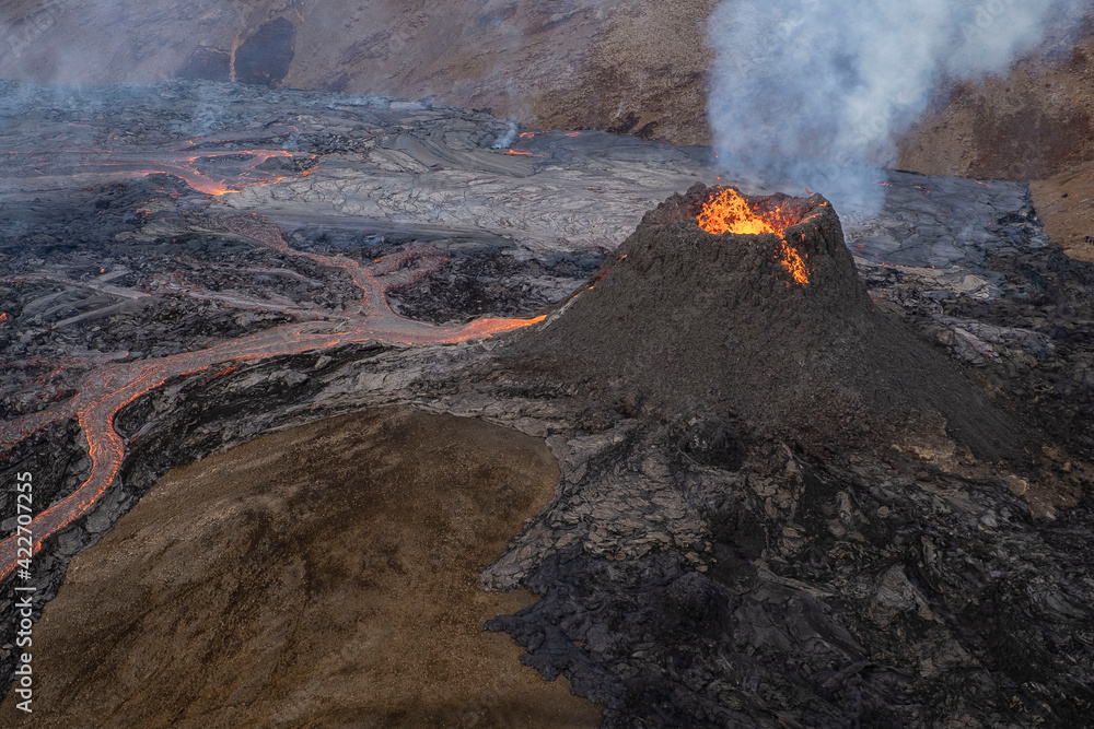 Foto de Fissure eruption in the Geldingadalur valley on Mount ...