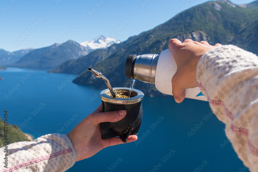 Mujer sirviendo unos ricos mates argentinos en sus vacaciones de verano ...