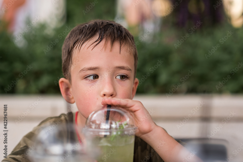 Foto De A 6 year old Boy Is Drinking Lemonade From A Straw Does Not foto-de-a-6-year-old-boy-is-drinking-lemonade-from-a-straw-does-not