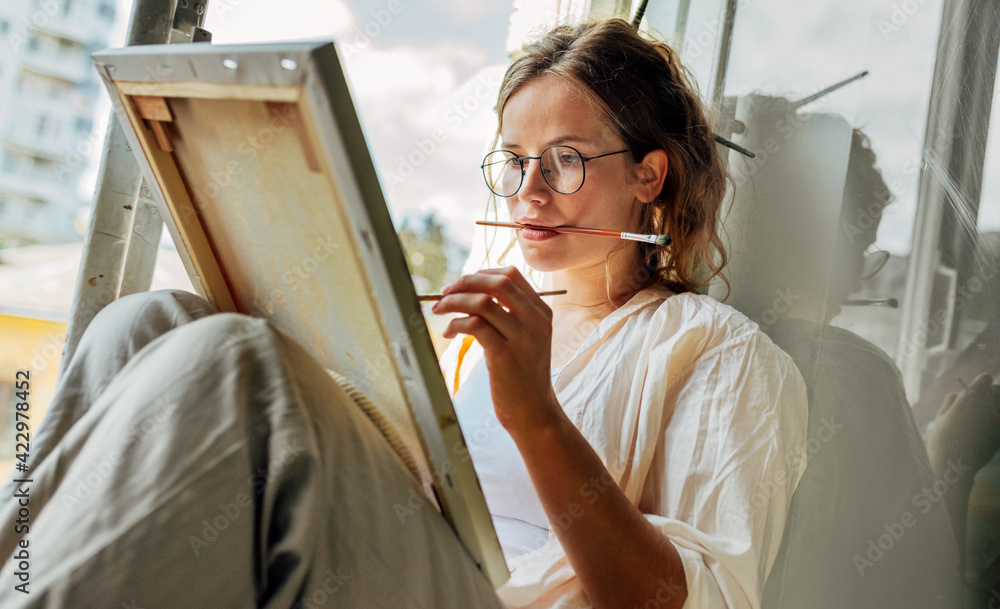 Foto Stock Closeup portrait of a pretty female artist painting on ...