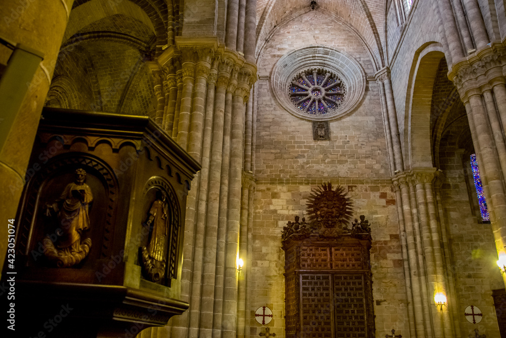 Elementos decorativos y arquitectónicos del interior de un templo ...