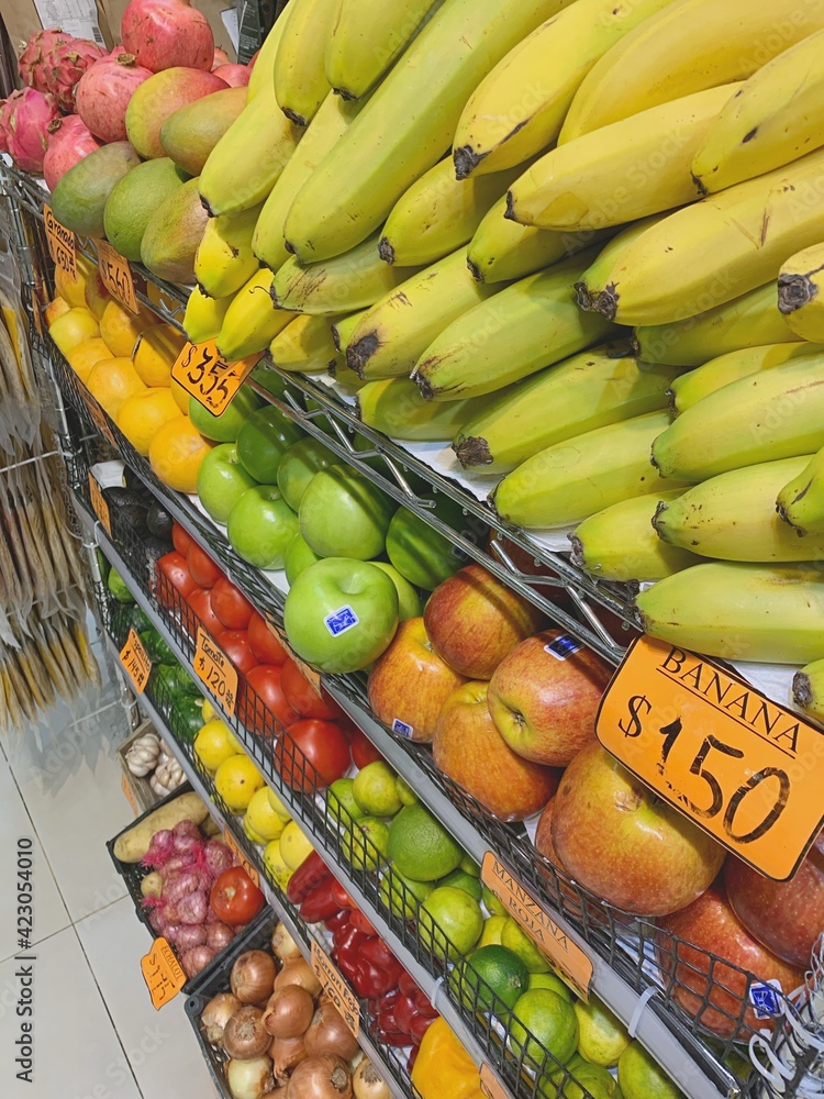 mercado repleto de frutas y verduras - market full of fruits and ...