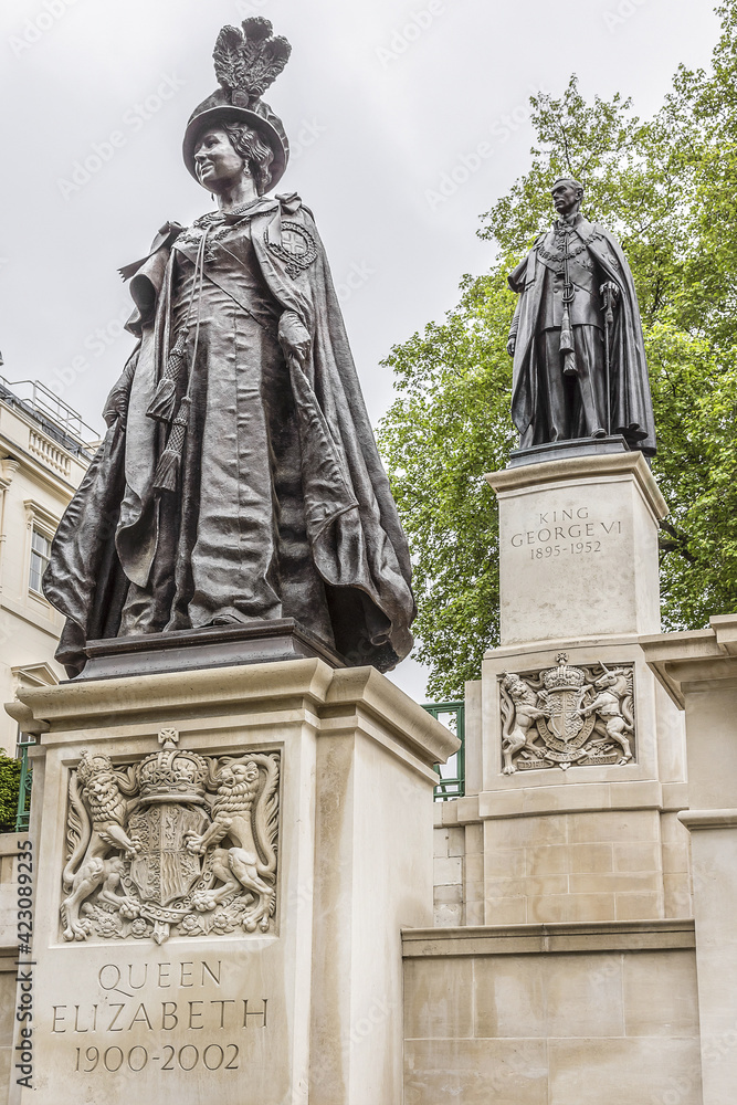 View of Bronze Statue of Queen Elizabeth (wife of King George VI) and ...
