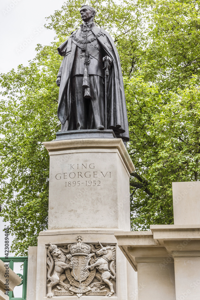 View of Bronze Statue of Queen Elizabeth (wife of King George VI) and ...