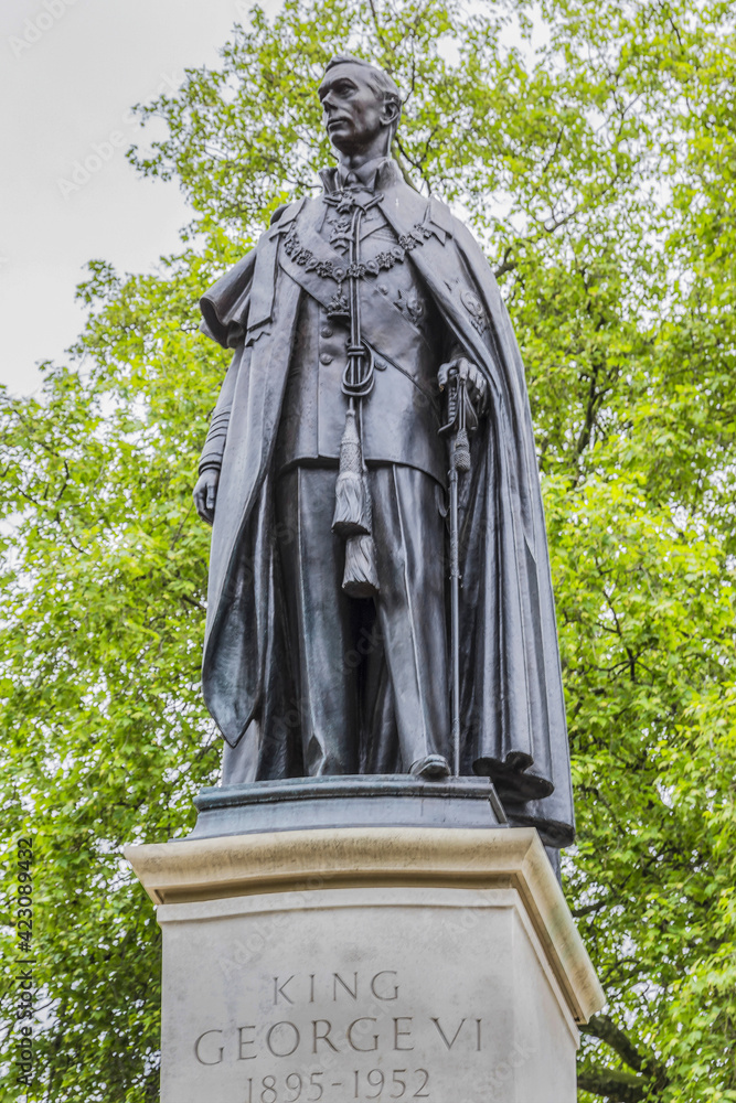 View of Bronze Statue of Queen Elizabeth (wife of King George VI) and ...