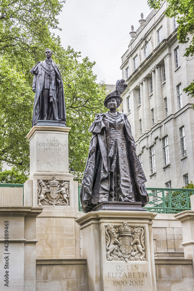 View of Bronze Statue of Queen Elizabeth (wife of King George VI) and ...