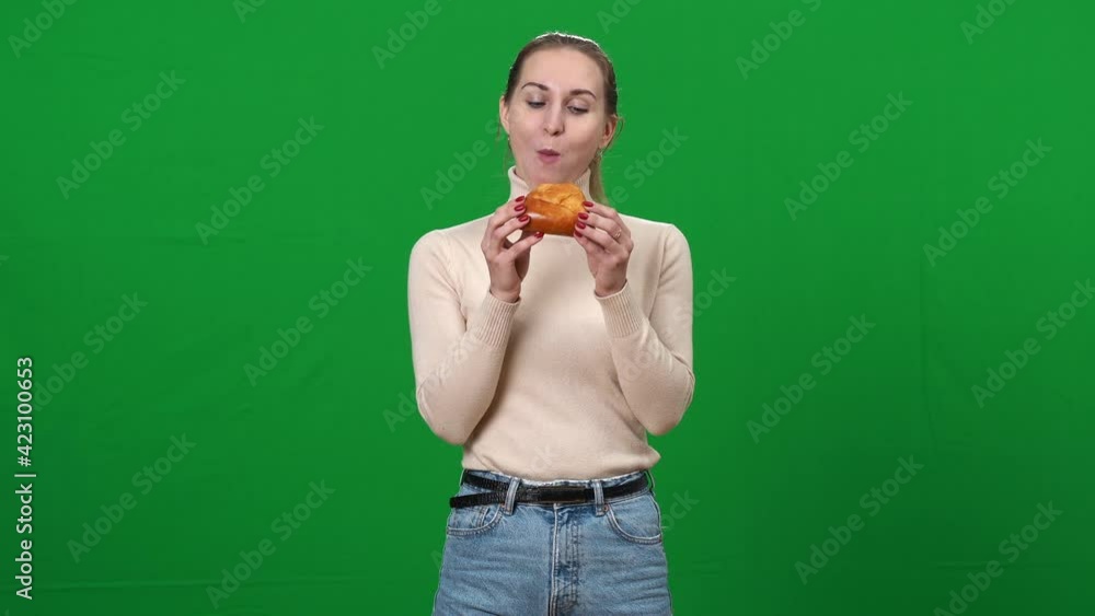 Video Stock Slim woman eating delicious unhealthy food on green screen ...