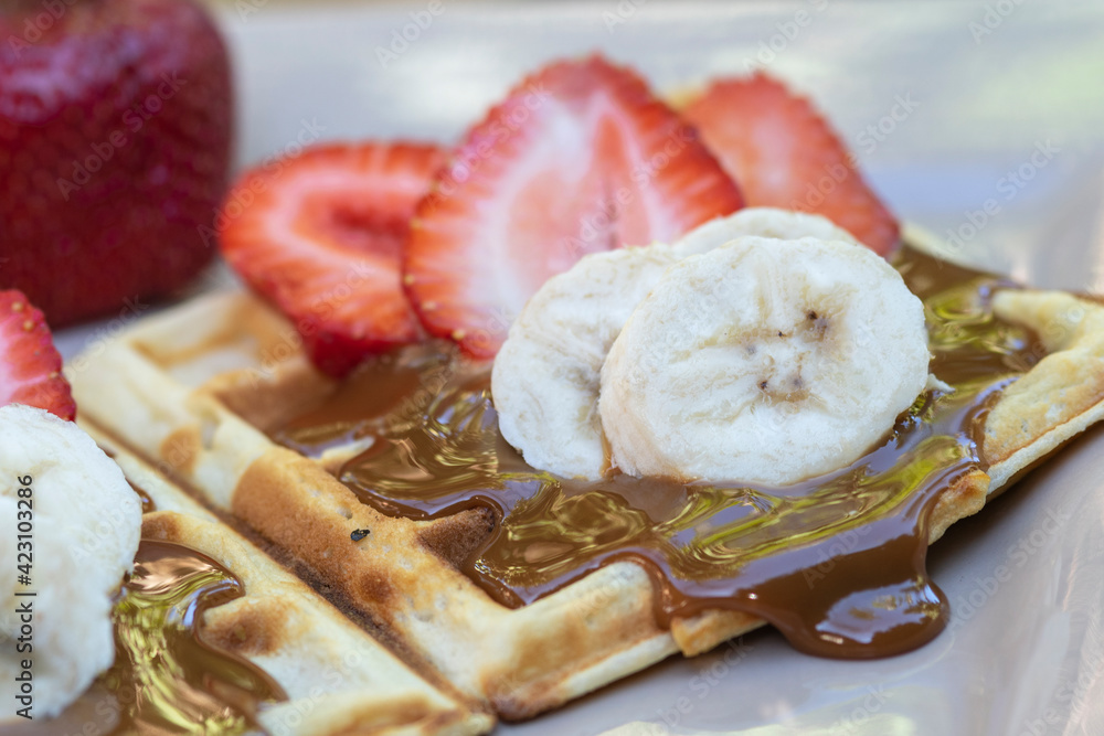 Waffle de Frutillas con Banana y Dulce de Leche, clásico desayuno ...