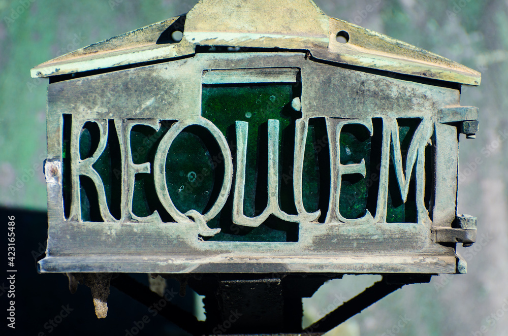 La parola Requiem scritta sulla lanterna metallica di una tomba del ...